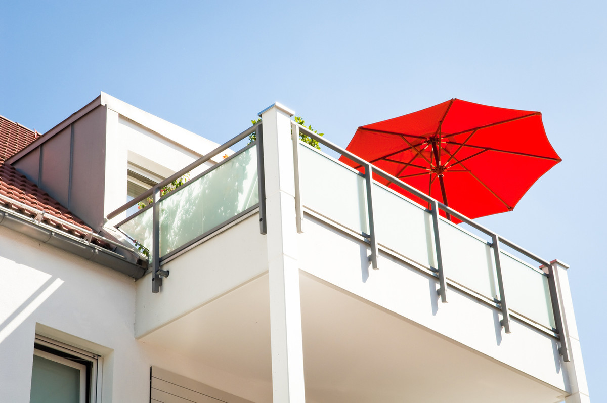 Comment fixer un parasol sur un balcon