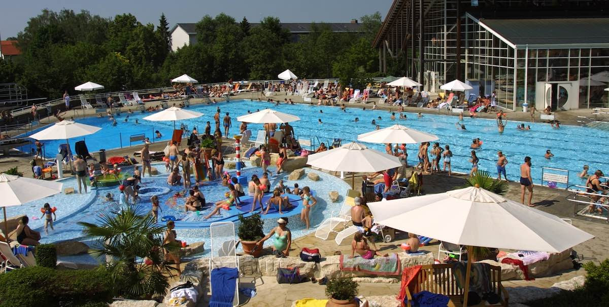 Quel parasol choisir pour la piscine de son hôtel