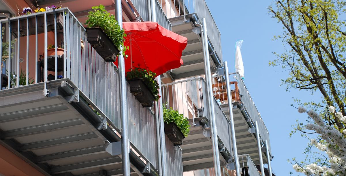 Comment choisir un parasol de balcon